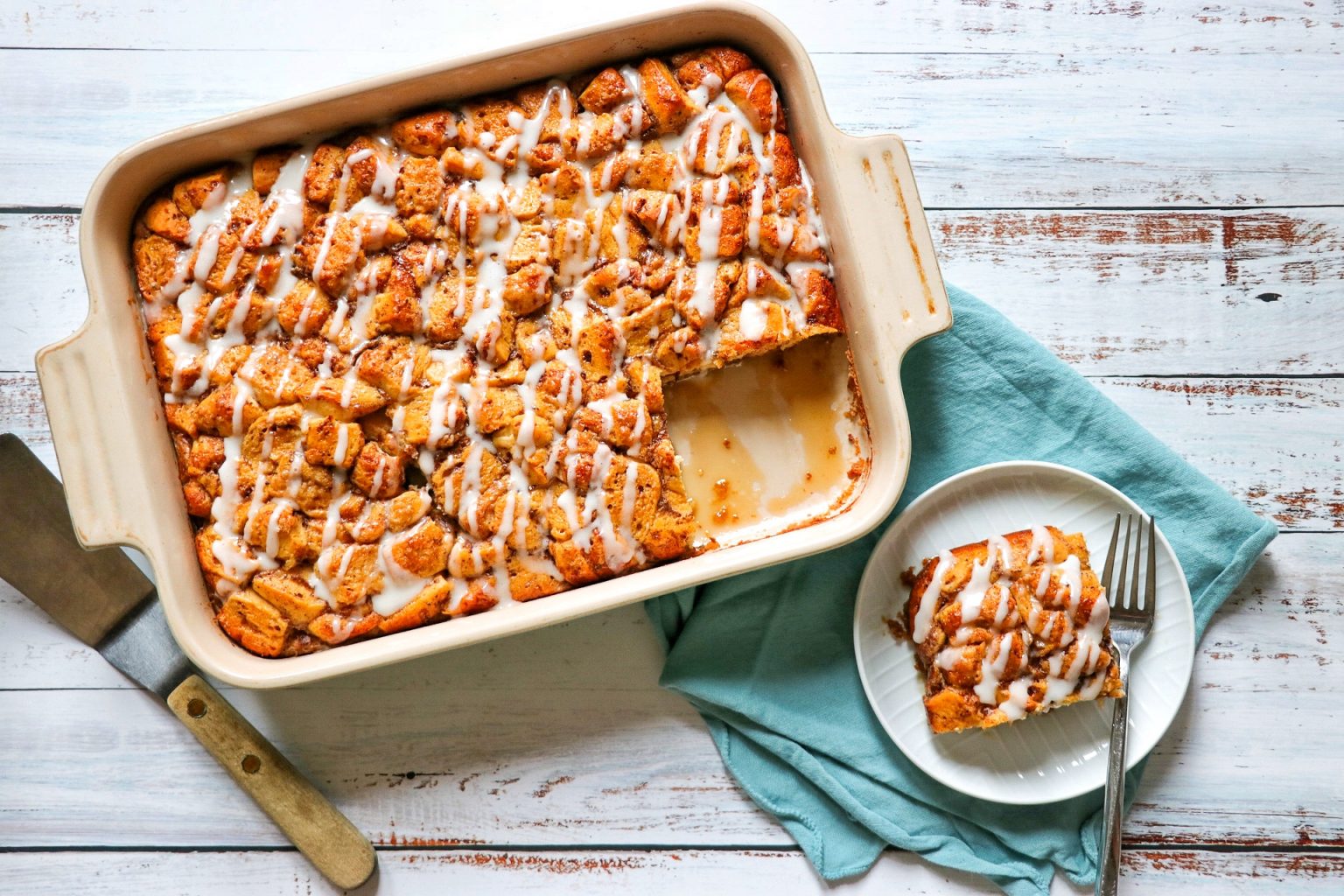 Cinnamon Roll Breakfast Casserole (quick and easy cinnamon roll bake ...