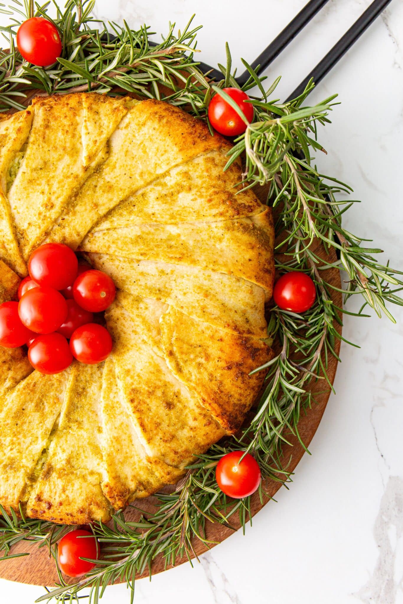 Cheesy Pesto Wreath (crescent roll wreath recipe) - Fab Everyday