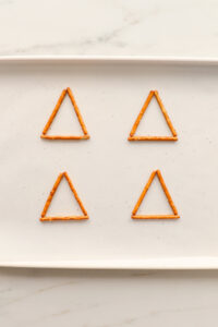 Pretzel and Candy Melt Christmas Trees (easy no-bake Christmas treats ...