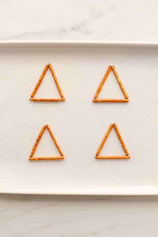 Pretzel and Candy Melt Christmas Trees (easy no-bake Christmas treats ...