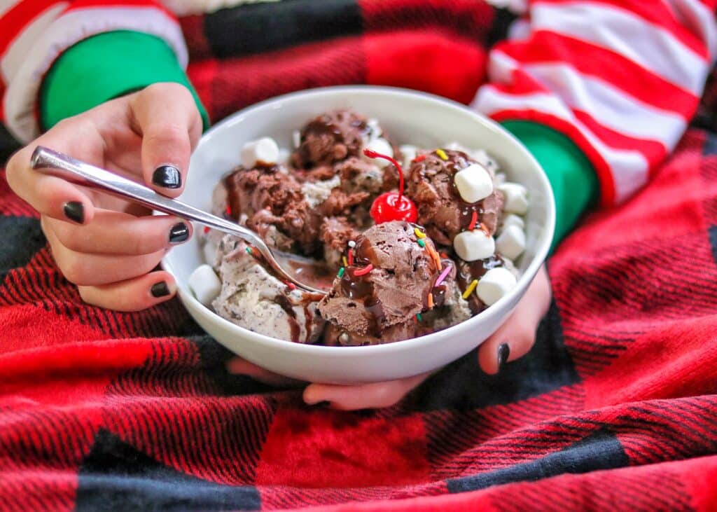Home Alone Movie Night Ideas (How to Host an Easy Home Alone Party ...