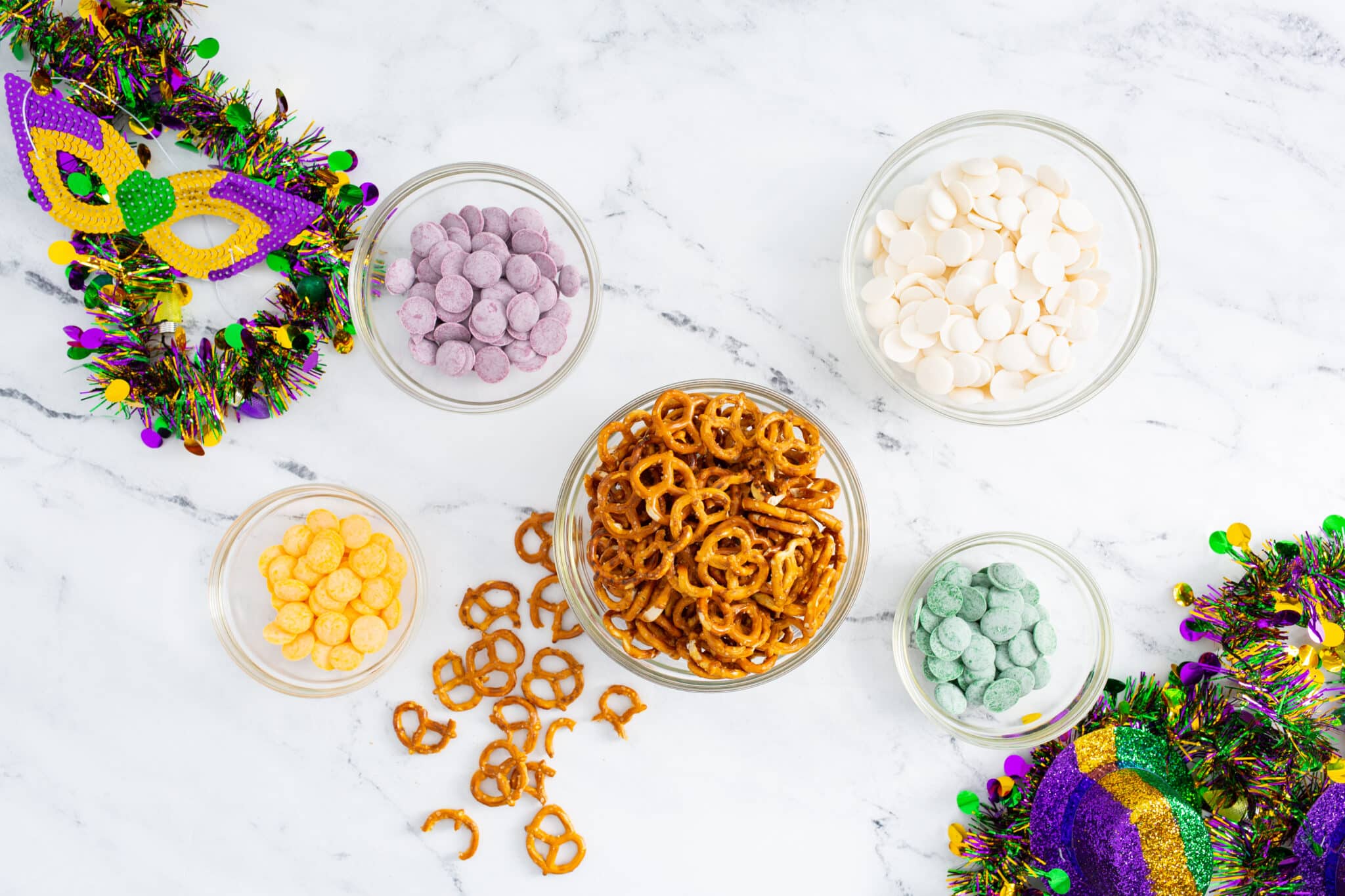 Mardi Gras Candy Melt Pretzels (kid-friendly Mardi Gras food idea ...