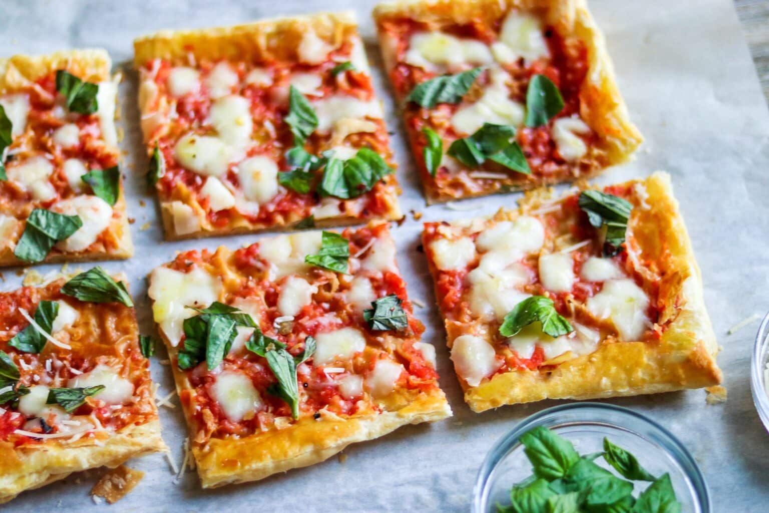 Puff Pastry Margherita Pizza (delicious and easy puff pastry pizza ...