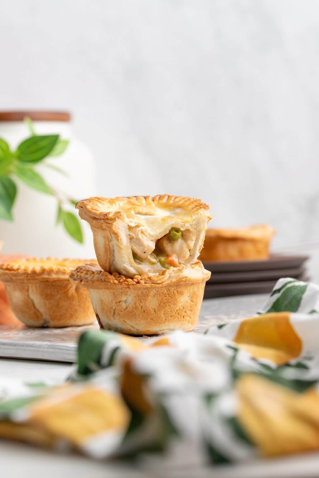 Muffin Tin Chicken Pot Pies (mini chicken pot pies with pie crust ...