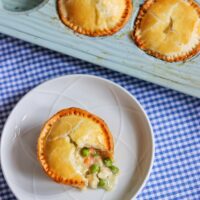 Muffin Tin Chicken Pot Pies (mini chicken pot pies with pie crust ...