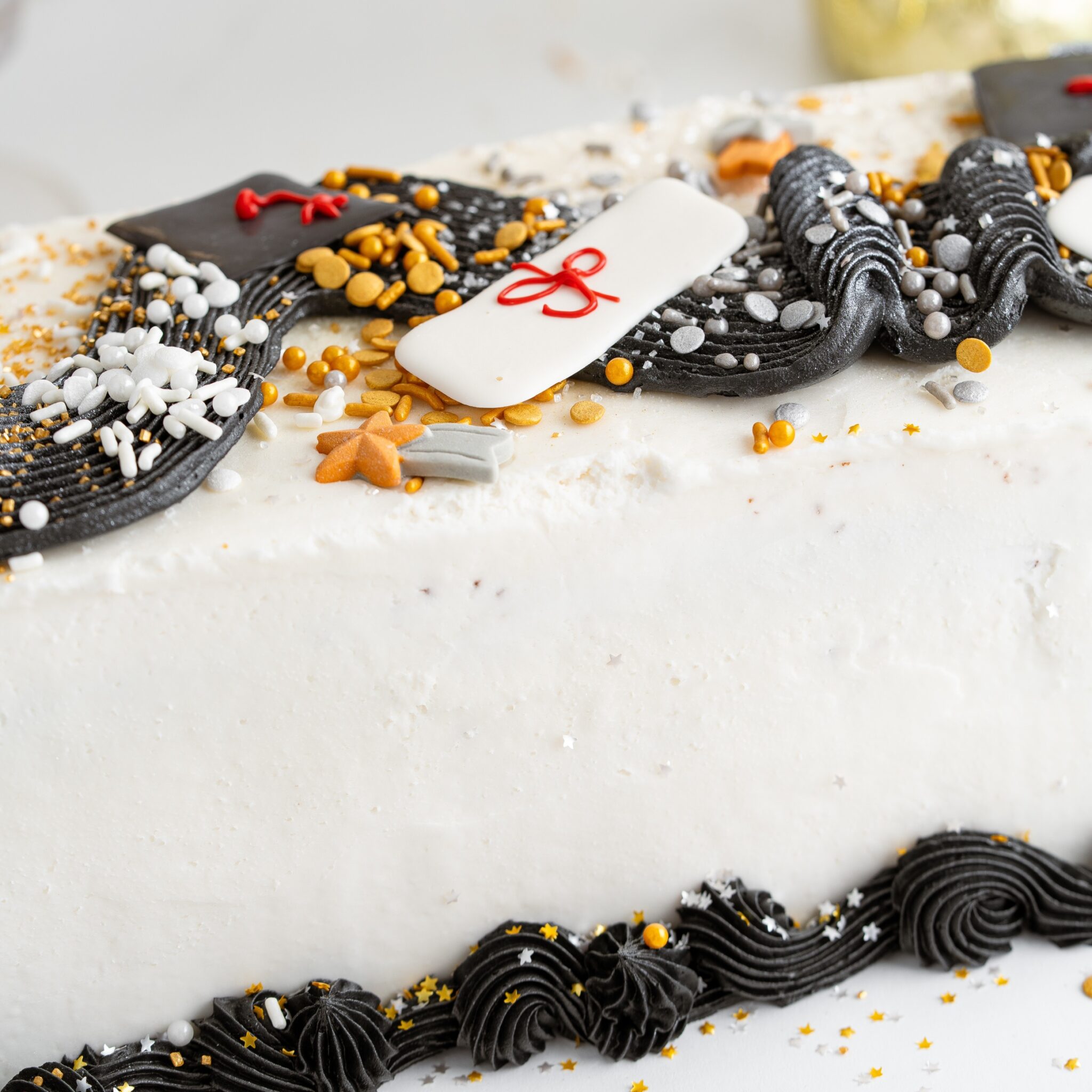 Graduation Cake Ideas: Graduation Centerpiece Cake - Fab Everyday