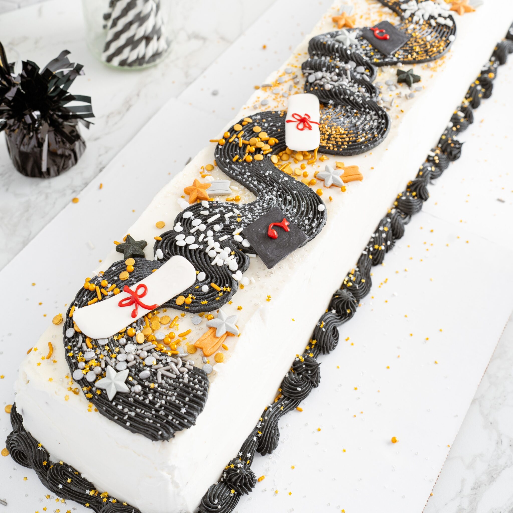 Graduation Cake Ideas: Graduation Centerpiece Cake - Fab Everyday