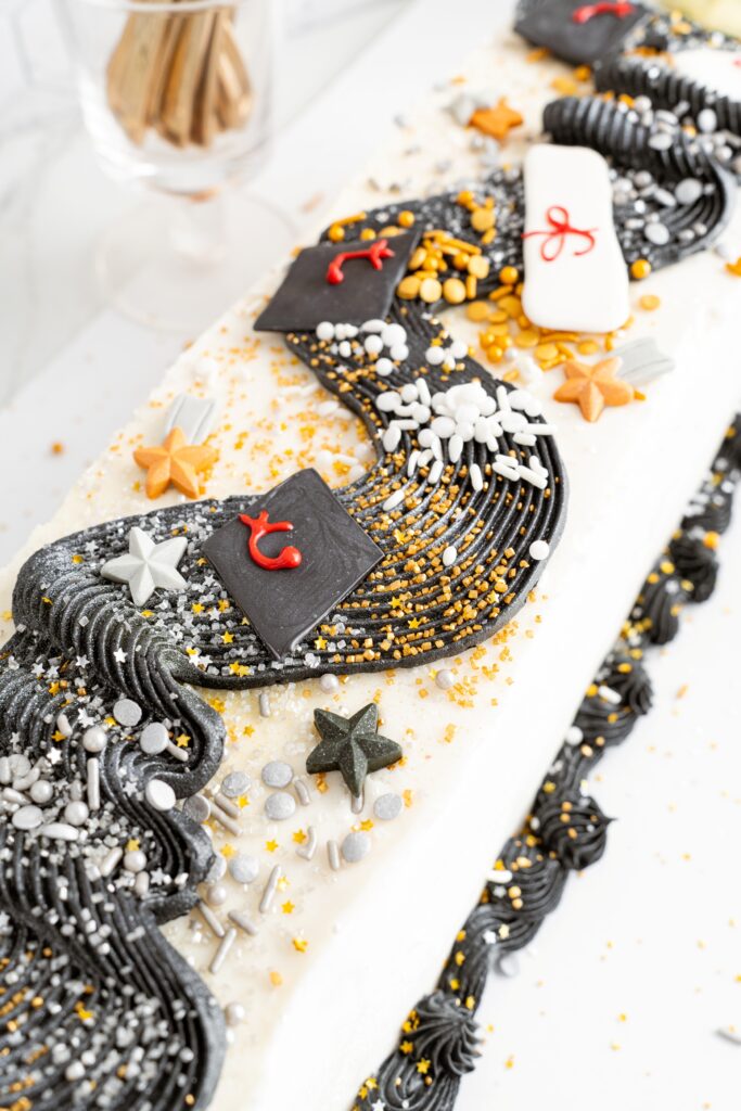 Graduation Cake Ideas: Graduation Centerpiece Cake - Fab Everyday