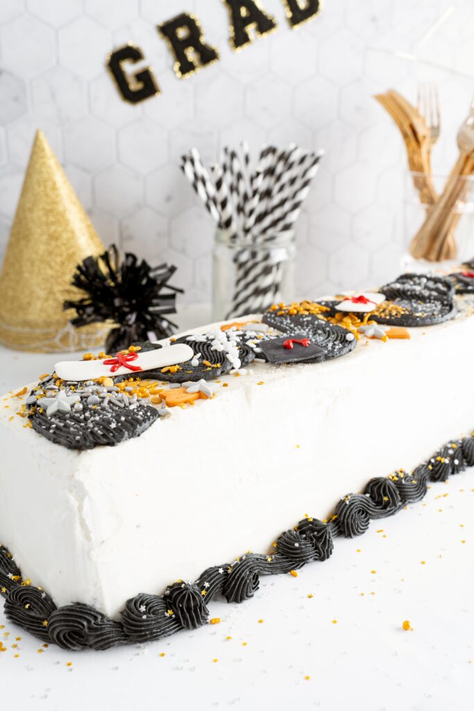 Graduation Cake Ideas: Graduation Centerpiece Cake - Fab Everyday